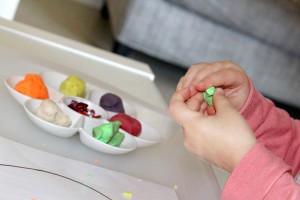 Maman Nougatine Décorer un œuf de Pâques avec de la pâte à modeler ...