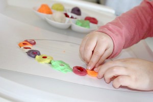 Maman Nougatine Décorer un œuf de Pâques avec de la pâte à modeler ...