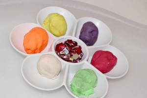 Maman Nougatine Décorer un œuf de Pâques avec de la pâte à modeler ...